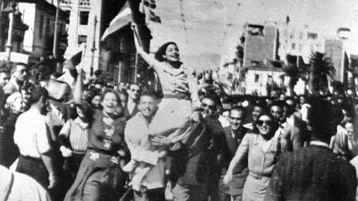ΓΙΑ ΠΡΩΤΗ ΦΟΡΑ! Ένα σπάνιο βίντεο από την απελευθέρωση της Αθήνας από ...