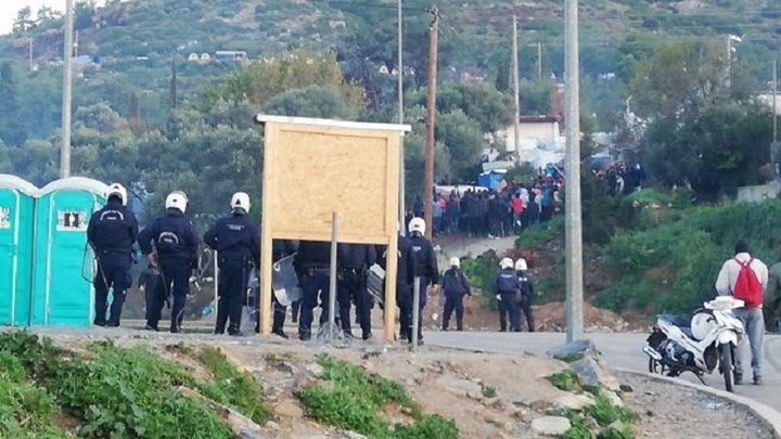 ΦΩΤΙΑ ΣΤΟ ΑΙΓΑΙΟ! ΠΟΓΚΡΟΜ ΛΑΘΡΟΕΠΟΙΚΩΝ ΤΩΡΑ ΜΕ ΒΑΝΔΑΛΙΣΜΟΥΣ ΚΑΙ ΠΕΤΡΕΣ ...