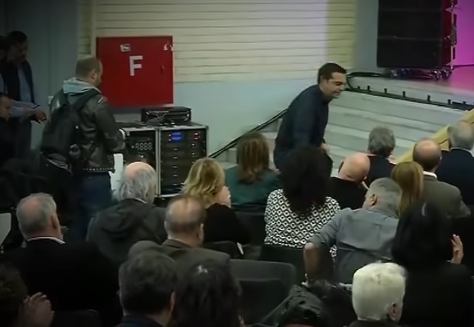ΓΕΛΑΝΕ ΚΑΙ ΤΑ ΤΣΙΜΕΝΤΑ! Ομιλία… ηγέτη του Τσίπρα στις άδειες καρέκλες ...