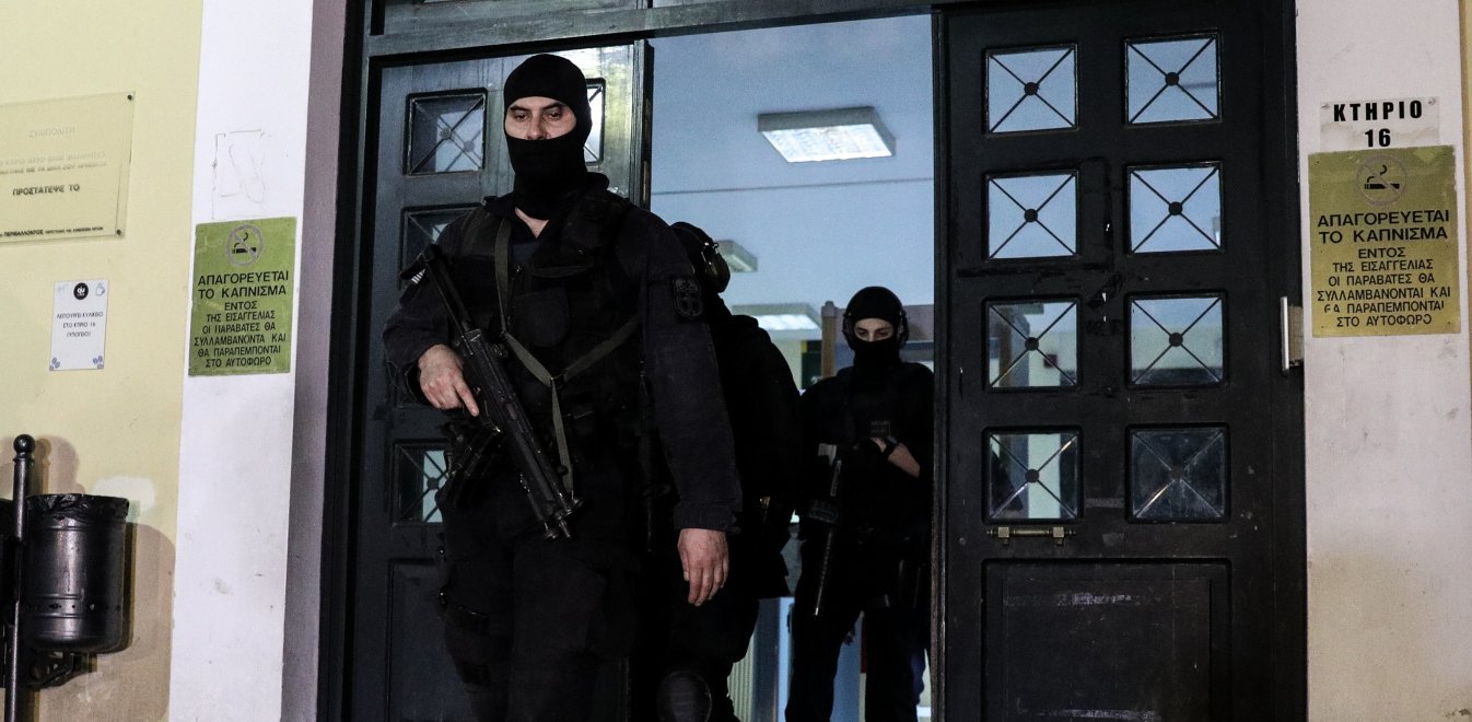 ΕΜΠΛΟΚΗ ΜΕ ΤΗΝ ΧΡΥΣΗ ΑΥΓΗ! ΣΥΛΛΗΨΕΙΣ ΔΥΟ ΑΤΟΜΩΝ ΑΠΟ ΤΗΝ ...