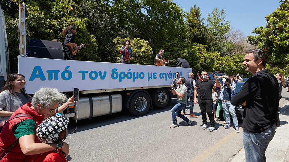 ΕΔΩ Ο ΚΟΣΜΟΣ ΚΑΙΓΕΤΑΙ ΚΑΙ Ο ΜΠΑΚΟΓΙΑΝΝΗΣ… ΧΤΕΝΙΖΕΤΑΙ: Καρακιτσαριό και ...