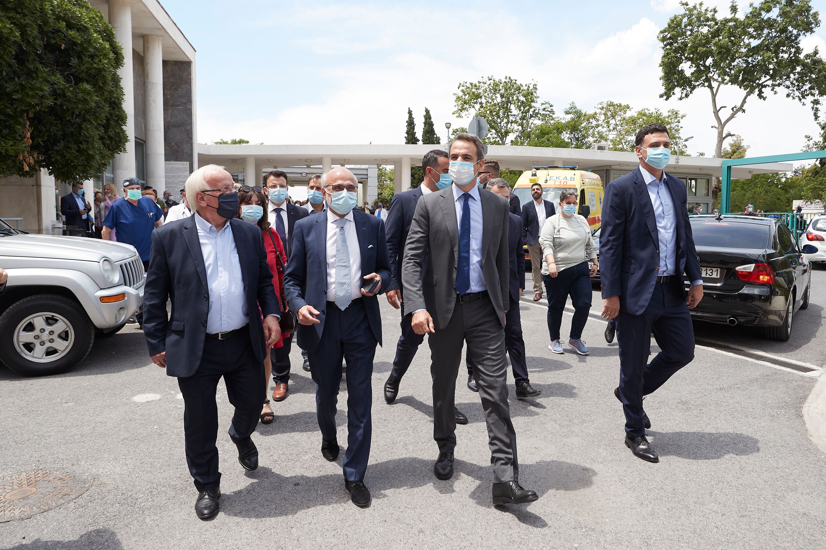 ΤΑ ΓΥΡΝΑΕΙ Ο ΚΟΥΛΗΣ ΚΑΙ ΤΗ ΒΓΑΙΝΕΙ ΑΠΟ ΑΡΙΣΤΕΡΑ ΣΤΟΝ ΤΣΙΠΡΑ – ΞΑΦΝΙΚΑ ...