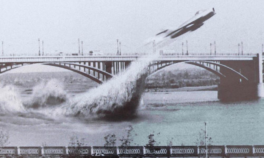 Ο απίστευτος ελιγμός ενός πιλότου της Σοβιετικής Ένωσης κάτω από γέφυρα ...