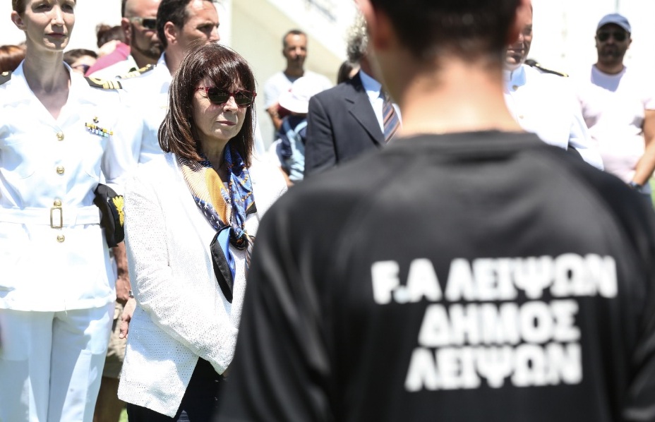 ΤΟΥΣ “ΚΟΥΦΑΝΕ” ΟΛΟΥΣ! ΜΕ ΑΝΟΙΧΤΟ ΤΟ ΣΤΟΜΑ ΚΟΙΤΑΖΑΝ ΟΙ ΚΑΤΟΙΚΟΙ ΣΤΟΥΣ ...