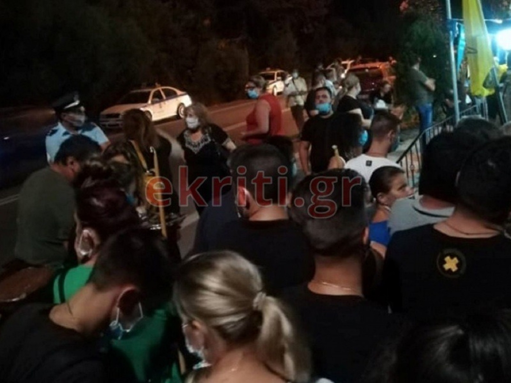 ΧΑΜΟΣ ΕΞΩ ΑΠΟ ΤΟΝ ΙΕΡΟ ΝΑΟ ΑΓ.ΦΑΝΟΥΡΙΟΥ ΣΤΗ ΚΡΗΤΗ! “ΛΥΣΣΑΞΑΝ ΝΑ ΚΟΒΟΥΝ ...