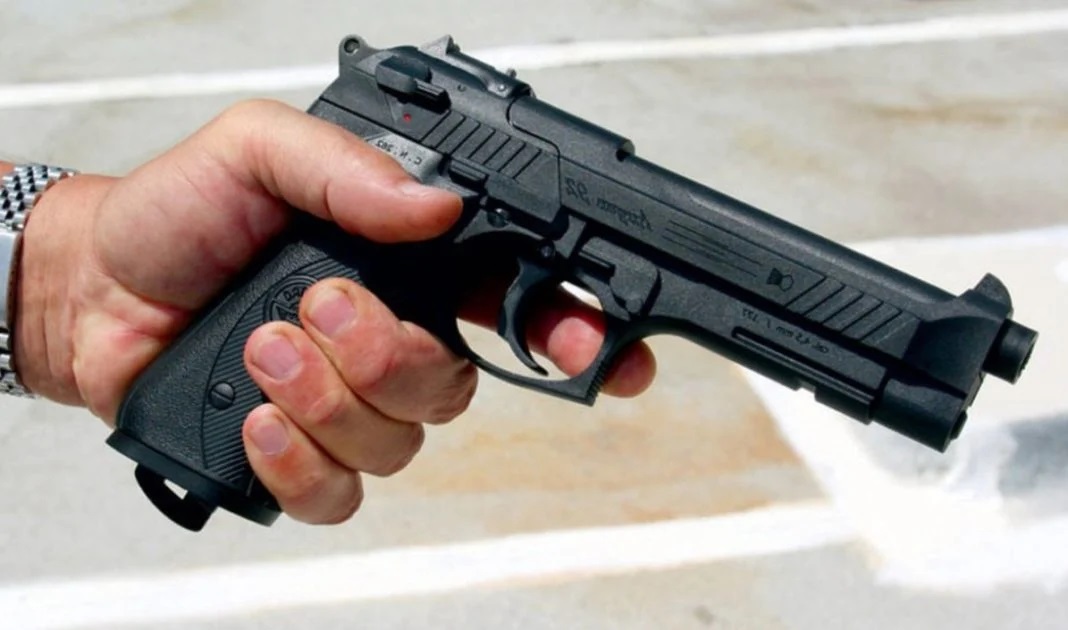 Αστυνομικός πυροβόλησε στον αέρα επειδή δύο νεαροί έκαναν φασαρία ...