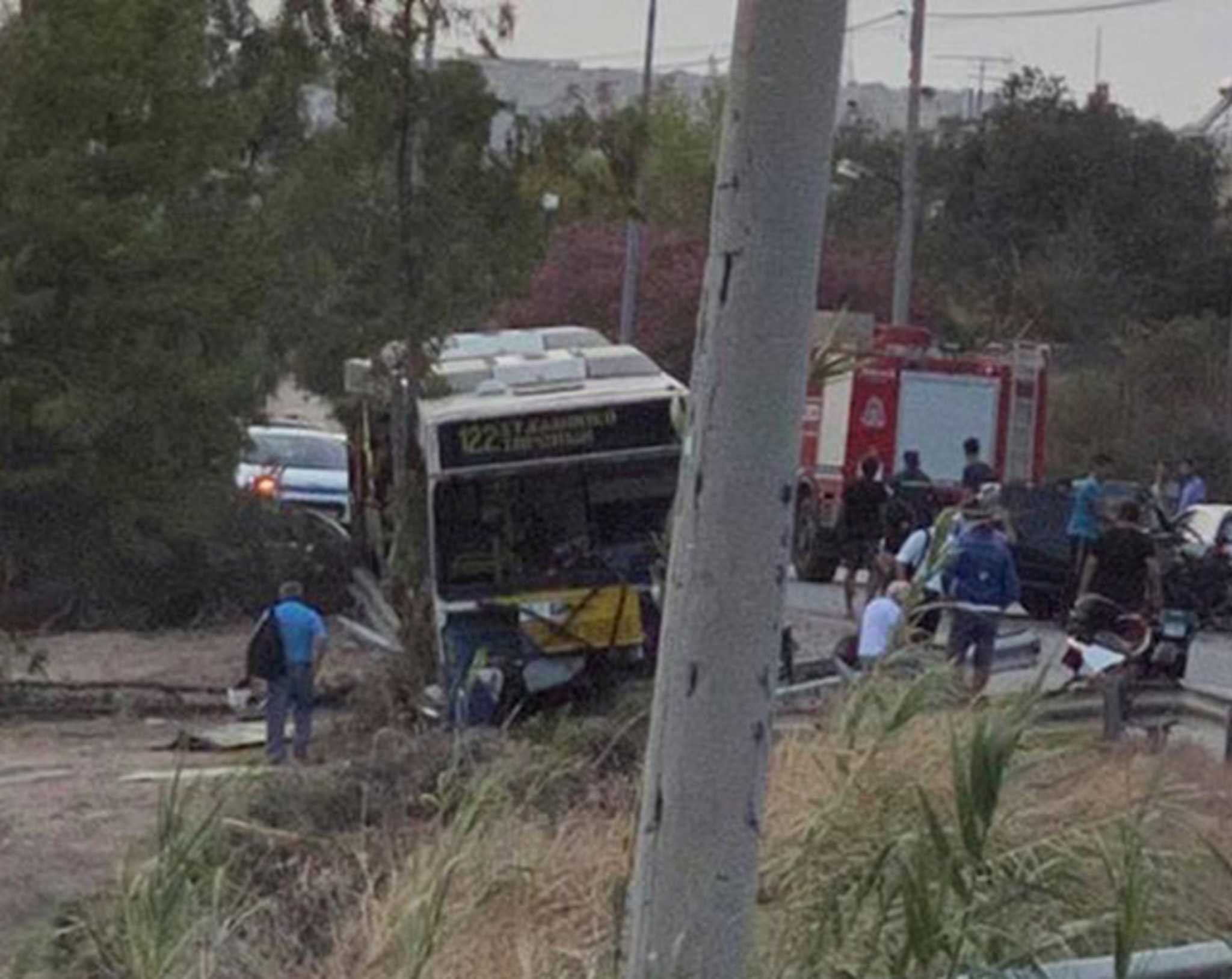 ΣΟΒΑΡΟ ΤΡΟΧΑΙΟ ΙΧ ΜΕ ΛΕΩΦΟΡΕΙΟ ΣΤΗΝ ΠΑΡΑΛΙΑΚΗ ΚΟΝΤΑ ΣΤΗΝ ΑΓΙΑ ΜΑΡΙΝΑ ...