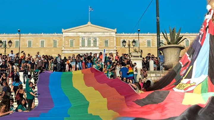 Ο ΚΟΡΟΝΟΪΟΣ ΚΟΛΛΑΕΙ ΜΟΝΟ ΟΠΟΥ ΘΕΛΟΥΝ! Οι λιτανείες απαγορεύτηκαν αλλά ...