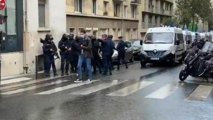 ΤΡΟΜΟΚΡΑΤΙΚΗ ΕΠΙΘΕΣΗ ΜΕ ΜΑΤΣΕΤΑ ΕΞΩ ΑΠΟ ΤΟ ΣΑΡΛΙ ΕΜΠΝΤΟ ΣΤΟ ΠΑΡΙΣΙ ...
