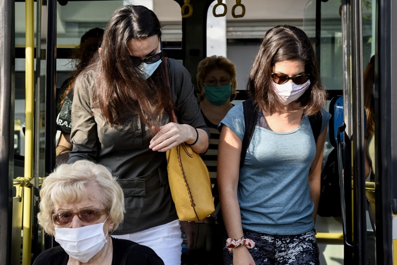Είναι πολλά τα λεφτά – Γερμανός λοιμωξιολόγος «βλέπει» μάσκα έως το ...