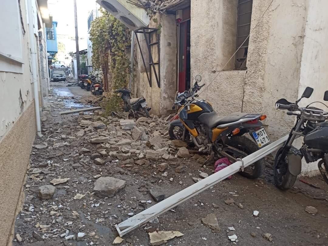 ΔΥΟ ΠΑΙΔΙΑ ΓΥΜΝΑΣΙΟΥ ΚΑΤΑΠΛΑΚΩΘΗΚΑΝ ΑΠΟ ΤΟΙΧΟ ΣΤΗ ΣΑΜΟ ΚΙ Ο ΔΕΝΔΙΑΣ ...