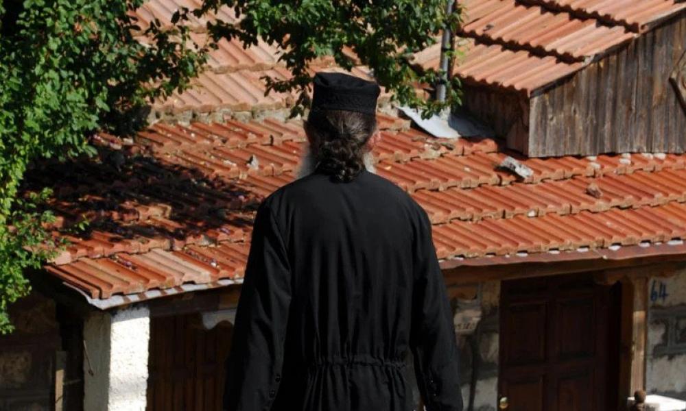 ΑΠΡΟΣΤΑΤΕΥΤΟΙ ΟΙ ΠΟΛΙΤΕΣ! ΑΓΡΙΑ ΕΠΙΘΕΣΗ ΑΛΛΟΔΑΠΟΥ ΣΕ ΙΕΡΕΑ ΣΤΟ ΚΕΝΤΡΟ ...
