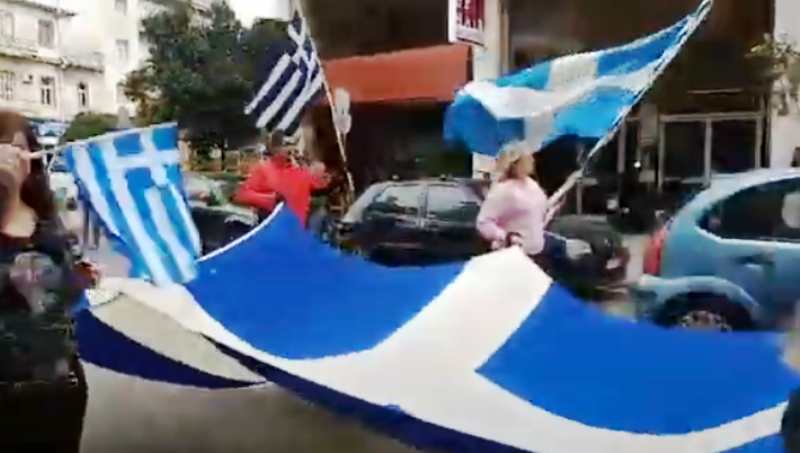 Η ΕΛΛΑΔΑ ΠΟΥ ΑΝΤΙΣΤΕΚΕΤΑΙ! – ΠΑΡΕΛΑΣΑΝ ΜΕ ΤΙΣ ΕΛΛΗΝΙΚΕΣ ΣΗΜΑΙΕΣ ΣΕ ...