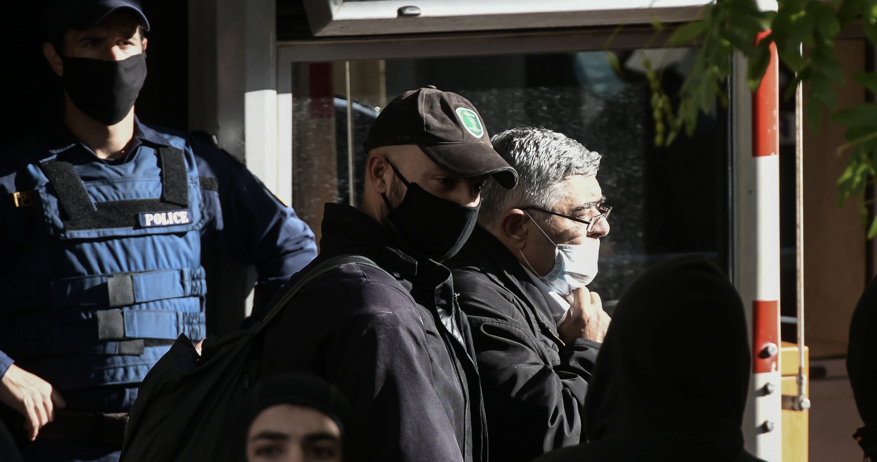 ΕΤΣΙ ΗΤΑΝ Η ΠΡΩΤΗ ΝΥΧΤΑ ΤΩΝ ΧΡΥΣΑΥΓΙΤΩΝ ΠΙΣΩ ΑΠΟ ΤΑ ΚΑΓΚΕΛΑ ...