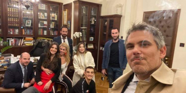ΣΤΗ “ΜΠΟΥΖΟΥ” ΤΟΥ ΕΙΣΑΓΓΕΛΕΑ Ο “ΓΝΩΣΤΟΣ- ΑΓΝΩΣΤΟΣ” ΠΡΟΕΔΡΟΣ ΤΟΥ ΔΣΑ, Δ ...