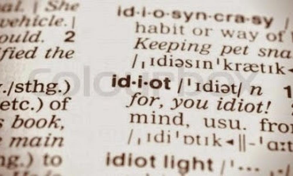 Από πού βγαίνει η λέξη idiot (;) Δεν θα το πιστέψετε! – Makeleio.gr