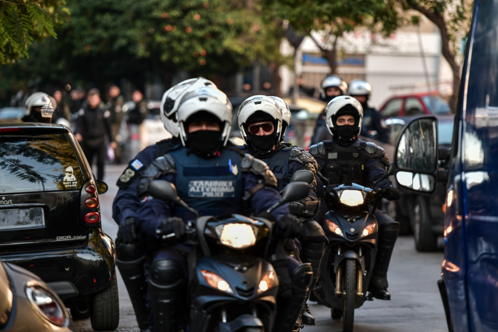 Χαμός στην Νέα Σμύρνη: 30 άτομα επιτέθηκαν κατά αστυνομικών – Makeleio.gr