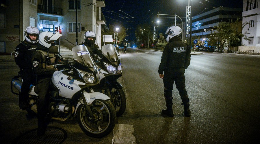 ΧΑΜΟΣ ΣΤΟΝ ΠΥΡΓΟ! ΑΣΤΥΝΟΜΙΚΟΙ ΚΑΙ ΚΑΤΟΙΚΟΙ ΠΙΑΣΤΗΚΑΝ ΣΤΑ ΧΕΡΙΑ ΓΙΑ ΜΙΑ ...