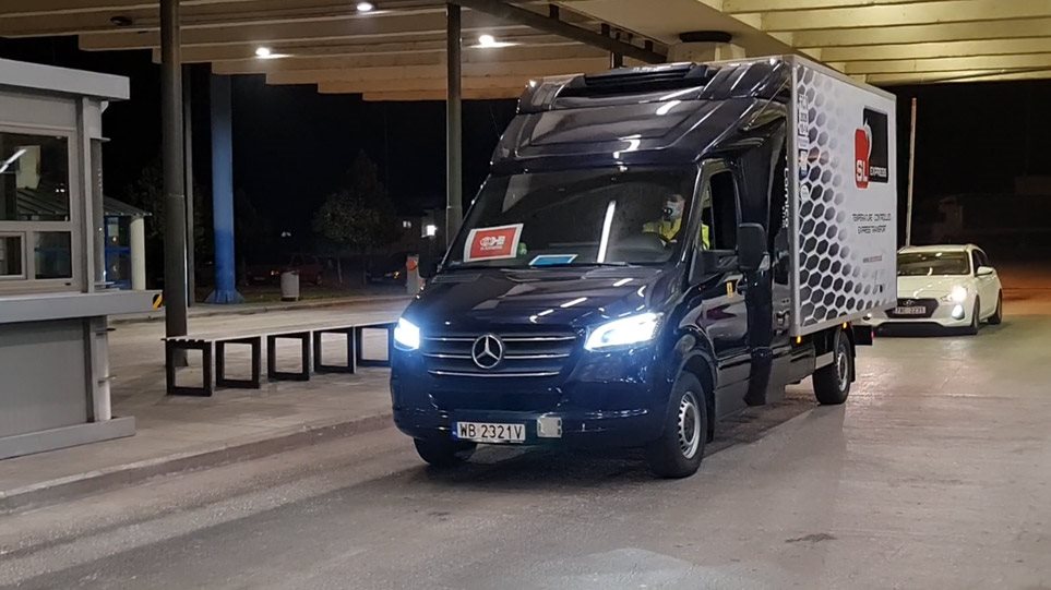 ΚΟΜΒΟΪ ΓΕΛΟΙΟΤΗΤΟΣ ΜΕ ΦΟΡΤΗΓΑΚΙ ΑΠΟ ΤΟΥΣ ΓΥΦΤΟΥΣ ΠΟΥ ΚΟΥΒΑΛΑΝΕ ΣΩΛΗΝΕΣ ...