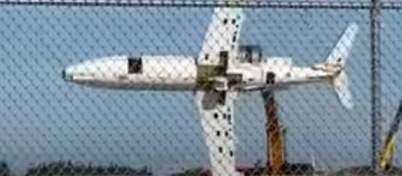 Εκσκαφέας σηκώνει αεροπλάνο και το κάνει να μοιάζει… παιχνίδι [BINTEO ...