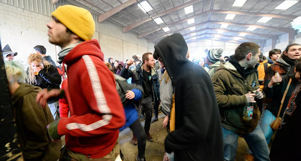 Ατελείωτο ρέιβ πάρτι με 2.500 άτομα στη Γαλλία: Ξεκίνησε την παραμονή ...