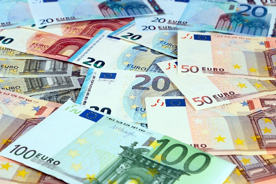 ΡΙΧΝΕΙ ΖΕΣΤΟ ΧΡΗΜΑ ΣΤΗΝ ΑΓΟΡΑ ΓΙΑ ΝΑ ΓΛΙΤΩΣΕΙ ΤΙΣ ΑΝΤΙΔΡΑΣΕΙΣ ΤΩΝ ...