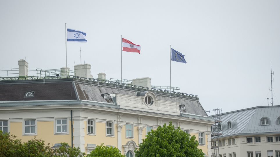 Ο Σεμπάστιαν Κουρτς ύψωσε στην Καγκελαρία της Αυστρίας σημαία του ...