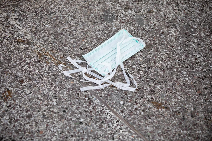 Βιβλική τιμωρία: Αστυνομικοί καρφώνουν καρφιά σε χέρια και πόδια άντρα ...