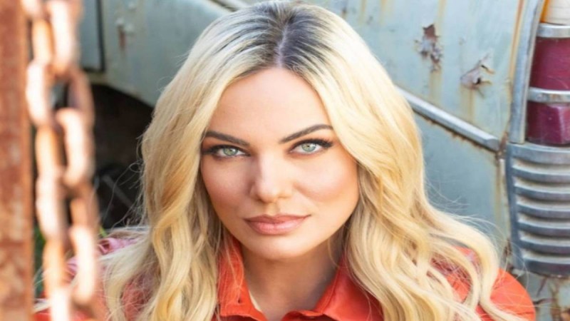 Ιωάννα Μαλέσκου: Κυκλοφορεί “εκδοση” και ως… άνδρας! Μοιάζουν σαν δύο ...