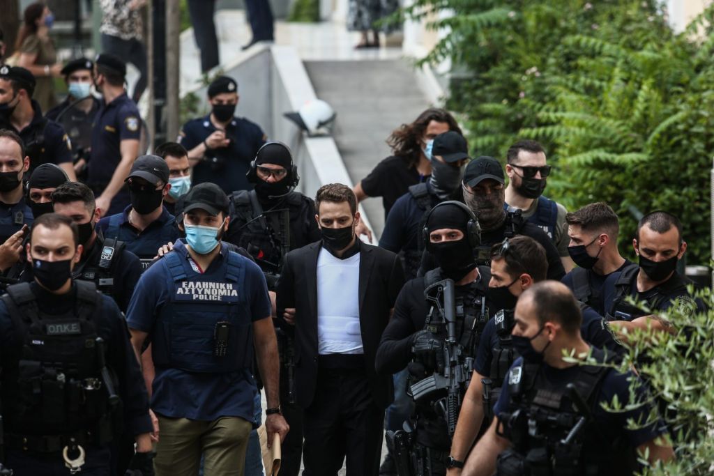 ΣΕ ΚΕΛΙ ΜΕ ΝΑΡΚΕΜΠΟΡΟΥΣ. ΑΥΤΟ ΛΕΕΙ ΠΟΛΛΑ! ΣΕ ΕΙΔΙΚΟ ΚΕΛΙ Ο ΜΠΑΜΠΗΣ Ο ...