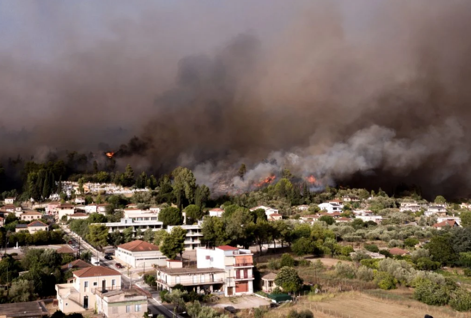 ΣΑΡΩΝΟΥΝ ΟΙ ΦΩΤΙΕΣ ΣΤΗΝ ΕΥΒΟΙΑ, ΗΛΕΙΑ ΚΑΙ ΜΕΣΣΗΝΙΑ: ΦΕΥΓΟΥΝ ΑΠΟ ΤΑ ...