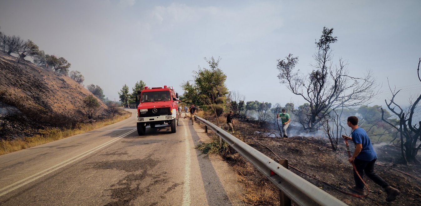 Φωτιά Εύβοια: Εκτός ελέγχου το πύρινο μέτωπο στη Δάφνη – Τιτάνια μάχη ...