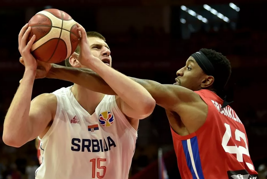 Ο MVP του NBA “τύφλα” μεθυσμένος: Χορεύει στο δρόμο και σκοντάφτει ...