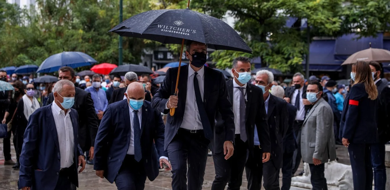 ΝΟΜΙΖΕ ΟΤΙ ΗΤΑΝ ΑΚΟΜΑ ΣΤΗΝ ΠΑΡΑΛΙΑ! Σταυροπόδι και με ύφος ταβερνιάρη ...