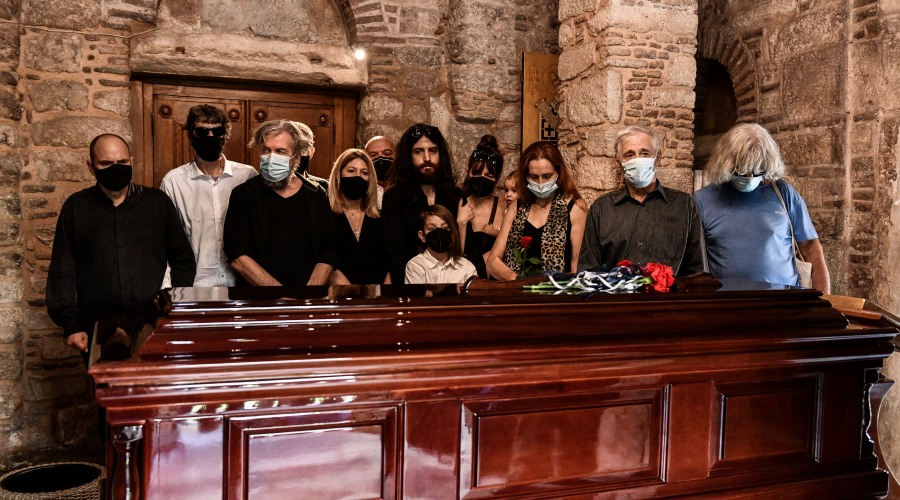 ΔΕΝ ΑΦΗΝΟΥΝ ΤΟΝ ΠΕΘΑΜΕΝΟ ΝΑ ΗΣΥΧΑΣΕΙ – ΤΡΩΓΟΝΤΑΙ ΣΑΝ ΤΑ ΣΚΥΛΙΑ ΠΑΝΩ ΑΠΟ ...