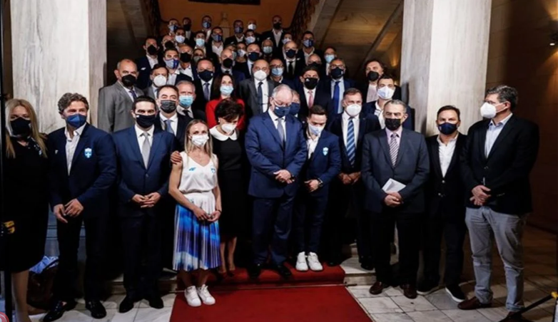ΚΑΝΟΥΝ ΤΑ ΠΑΝΤΑ ΓΙΑ NA ΠΡΟΒΑΛΟΥΝ ΚΑΙ ΝΑ ΑΠΟΘΕΩΣΟΥΝ ΤΟΝ ΕΑΥΤΟ ΤΟΥΣ ...