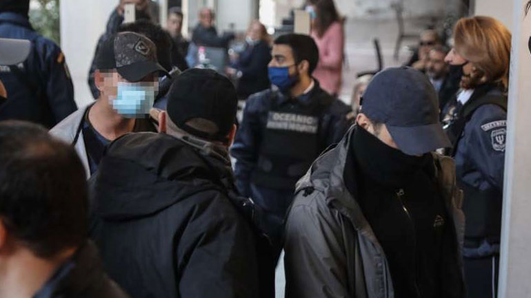 ΞΕΣΠΑΣΑΝ ΣΕ ΧΕΙΡΟΚΡΟΤΗΜΑΤΑ ΣΥΓΓΕΝΕΙΣ ΚΑΙ ΦΙΛΟΙ. ΠΕΡΑΜΑ: ΕΛΕΥΘΕΡΟΙ ΧΩΡΙΣ ...