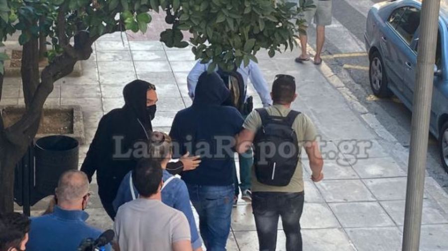ΤΟΝ ΔΡΟΜΟ ΓΙΑ ΤΗ ΦΥΛΑΚΗ ΠΑΙΡΝΕΙ Ο ΟΥΚΑΣ ΦΙΛΟΣ ΤΟΥ ΓΚΛΕΤΣΟΥ, ΠΟΥ ΤΟΥ ...