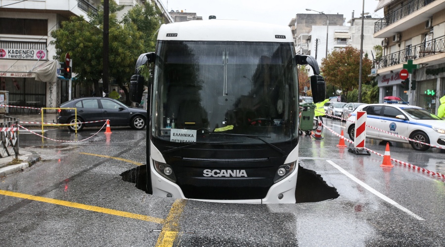 Εργαζόμενη ΕΛΠΕ: «Ήταν σαν να καταπίνει η γη όλο το λεωφορείο ...