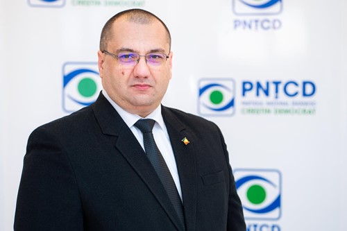 ΡΟΥΜΑΝΟΣ ΕΥΡΩΒΟΥΛΕΥΤΗΣ “ΣΤΑΥΡΩΝΕΙ” ΤΟΝ ΚΟΥΛΗ!!! ΚΑΤΑΠΑΤΗΣΗ ΑΝΘΡΩΠΙΝΩΝ ...