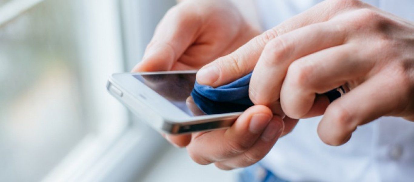 Κινητό: Δείτε ποιος είναι ο σωστός τρόπος για να το καθαρίσετε ...