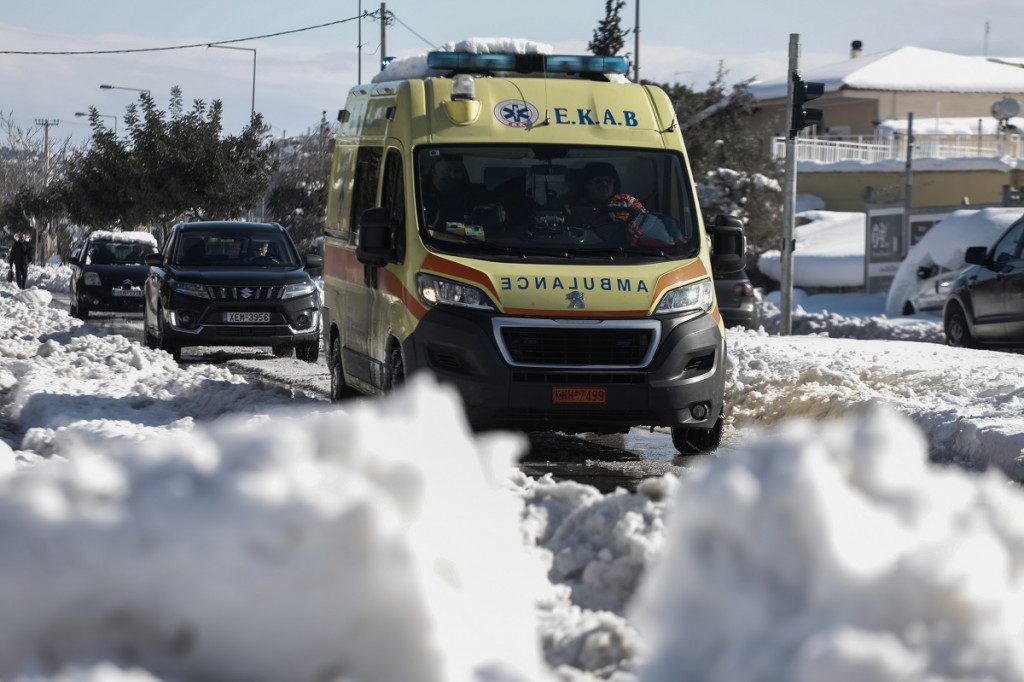 Κακοκαιρία «Ελπίδα»: Ήρωες οι διασώστες του ΕΚΑΒ παλεύουν στα χιόνια ...