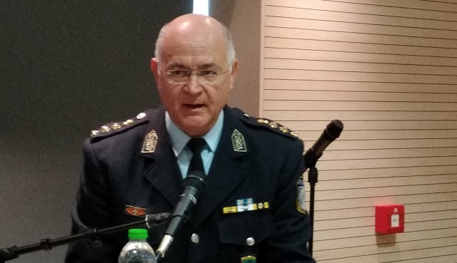 ΤΙ ΓΙΝΕΤΑΙ ΕΔΩ; ΠΑΛΙ Ο ΑΣΤΥΝΟΜΙΚΟΣ ΘΑ ΤΗΝ ΠΛΗΡΩΣΕΙ για τους ασύδοτους ...
