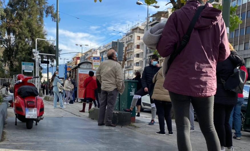 ΟΛΗ Η ΧΩΡΑ ΜΕ ΤΗ ΜΠΑΤΟΝΕΤΑ ΣΤΗ ΜΥΤΗ!! Μεγάλες ουρές σε φαρμακεία και ...