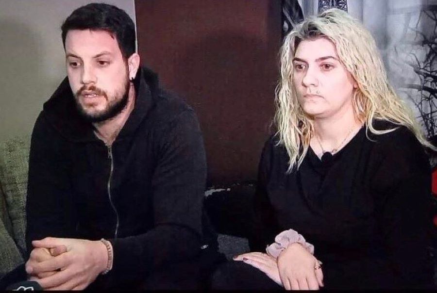 ΠΑΤΡΑ: ΟΙ ΓΟΝΕΙΣ ΤΩΝ ΤΡΙΩΝ ΚΟΡΙΤΣΙΩΝ ΜΙΛΟΥΝ ΜΠΡΟΣΤΑ ΣΤΗΝ ΚΑΜΕΡΑ ΓΙΑ ΟΣΑ ...