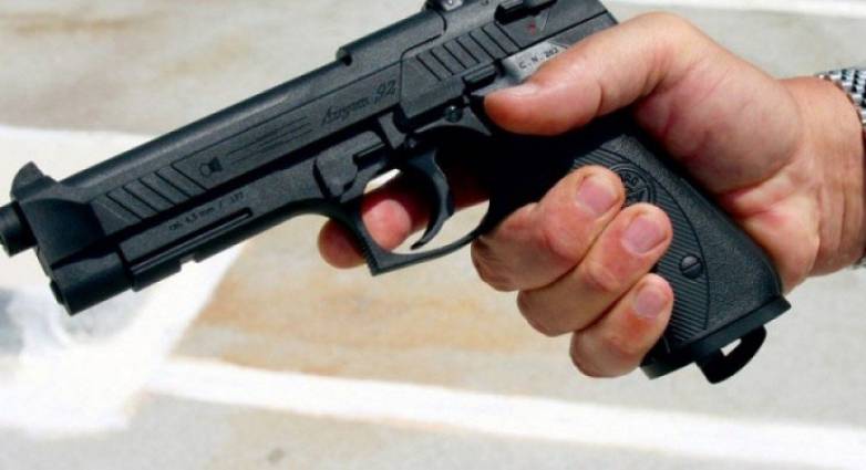 Πάτρα: Πορτιέρης σε γνωστό κλάμπ της πόλης είχε πιστόλι με σφαίρες στο ...
