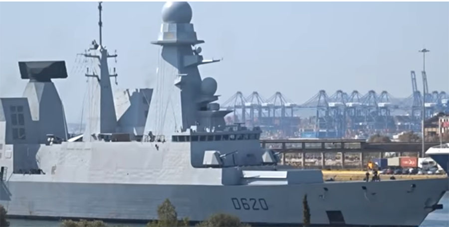 H γαλλική φρεγάτα αεράμυνας FS FORBIN D620 στον Πειραιά (Bίντεο ...
