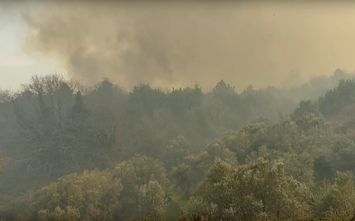 (ΕΚΤΑΚΤΟ) ΜΕΓΑΛΗ ΦΩΤΙΑ ΣΤΗΝ ΣΑΜΟ – ΕΚΚΕΝΩΝΟΝΤΑΙ ΧΩΡΙΑ… ΣΤΗΝ ΜΑΧΗ ΚΑΙ ...