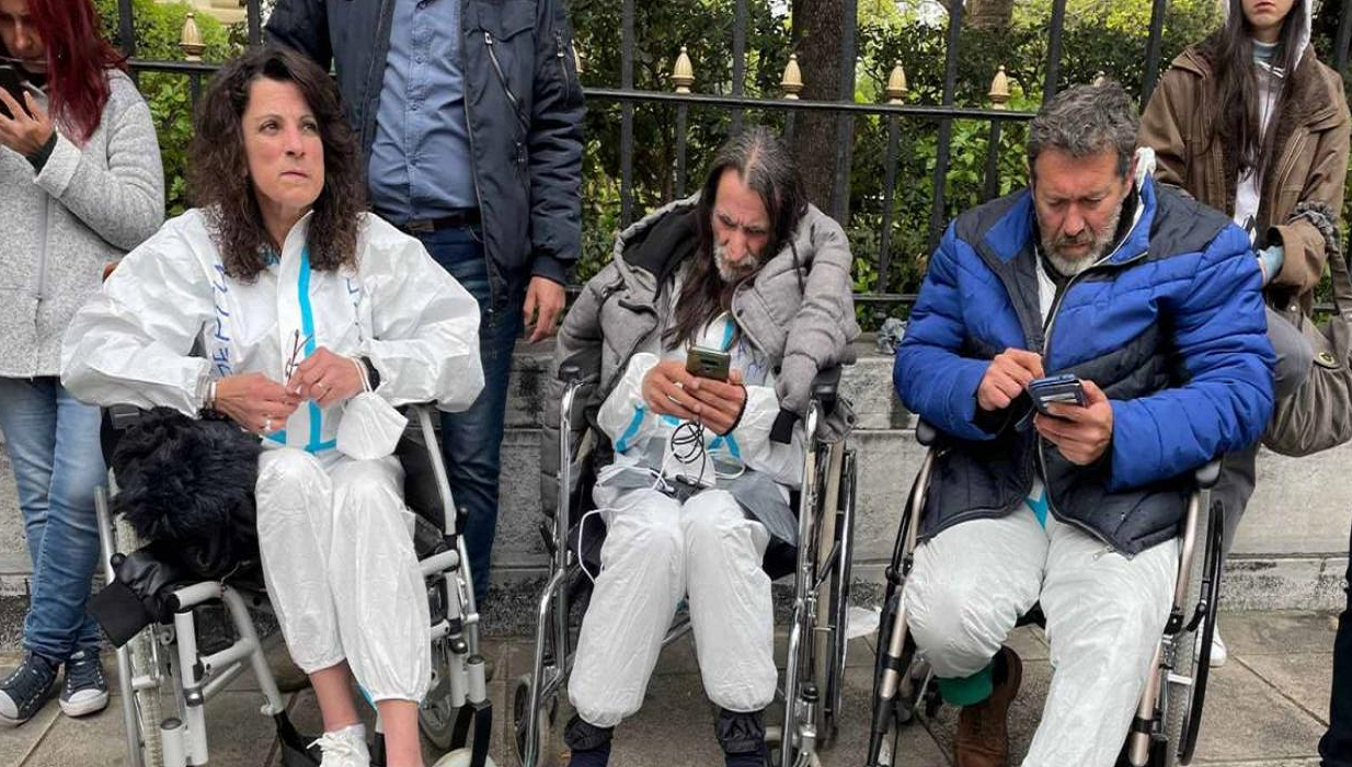 ΙΔΟΥ ΟΙ ΠΟΛΙΤΕΣ Β’ ΔΙΑΛΟΓΗΣ ΠΟΥ ΕΦΕΡΕ Ο ΚΟΥΛΗΣ ΚΑΙ Ο ΣΥΦΕΡΤΟΣ ΤΟΥ! ΜΕΣΑ ...
