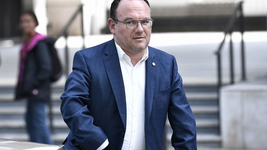 Ακόμα δεν τον διόρισαν, τού έβγαλαν τα άπλυτα στη φόρα! Ο Αμπάντ ...